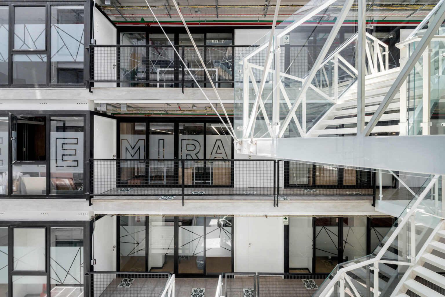 Grau de Armando Paredes: Oficinas versátiles en un edificio inspirador ...